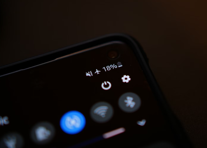 Mon téléphone ne charge plus : causes et solutions